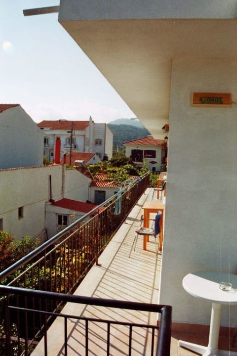 "Blick zum Hotelinnenhof" Pension Helen (Kokkari) • HolidayCheck (Samos ...