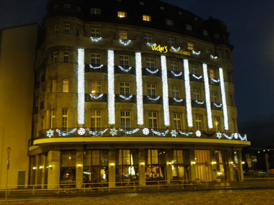 "Hotelfassade bei Nacht" Victor's Residenz Hotel Leipzig (Leipzig ...