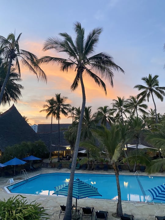 "Pool" Bahari Beach Hotel (Mombasa) • HolidayCheck (Provinz Coast | Kenia)