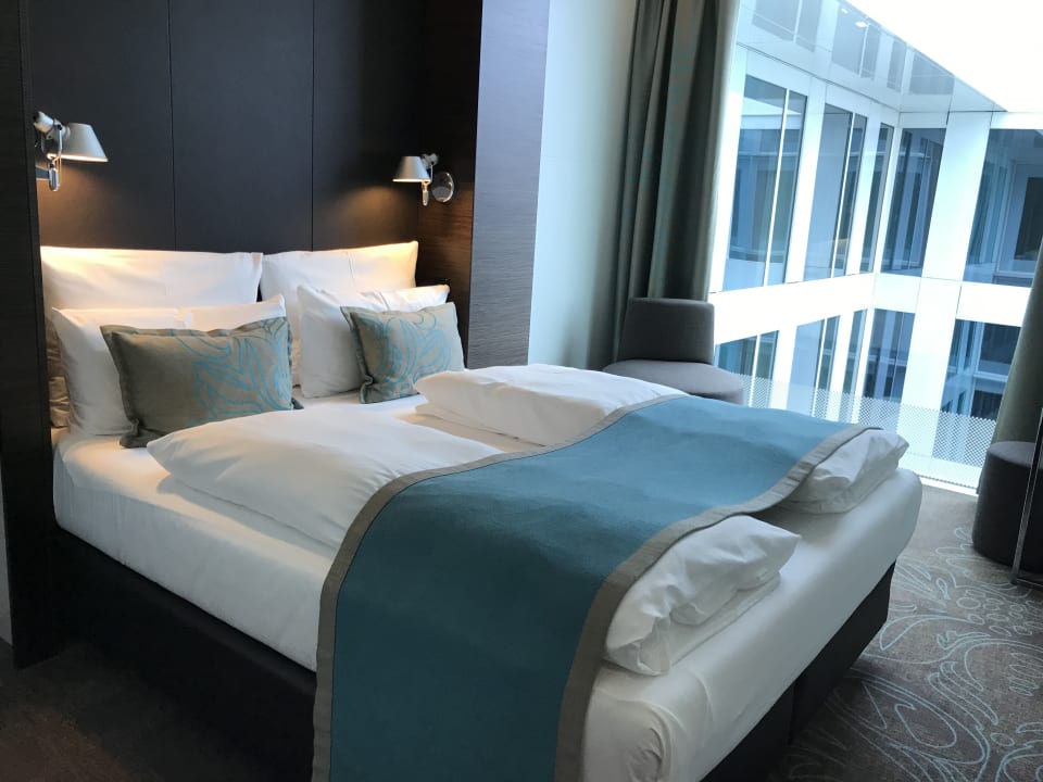 "Stylische Zimmer mit gros..." Motel One Amsterdam (Amsterdam ...