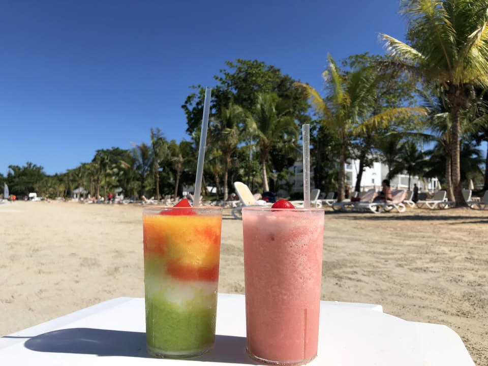 "Leckere cocktails! links..." Hotel Riu Palace Tropical Bay (Negril ...