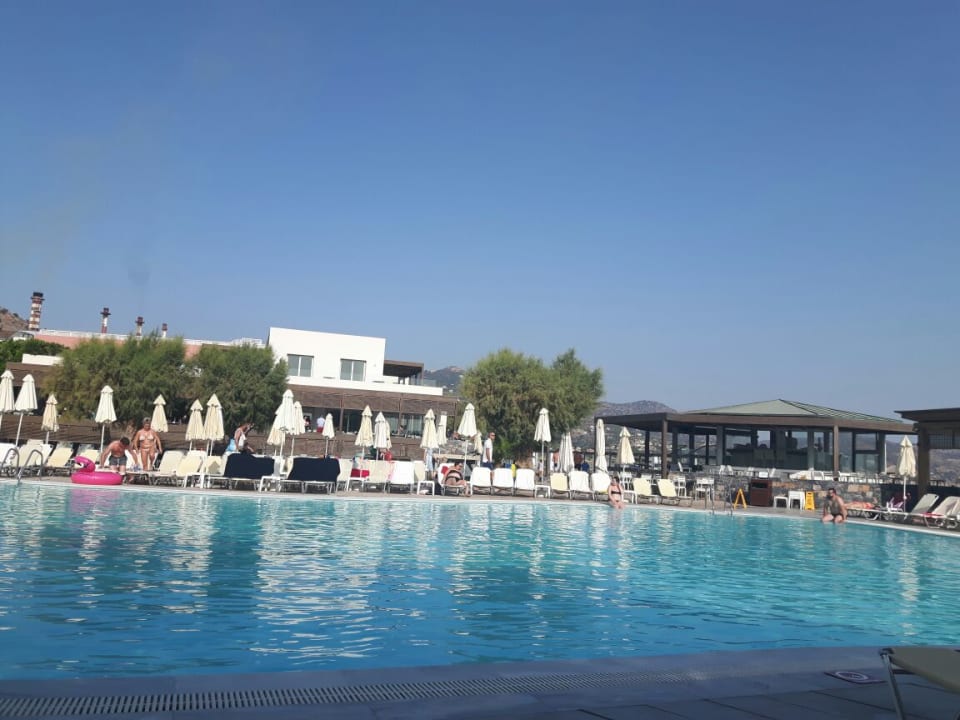 "Der Hauptpool am Strand. ..." Atlantica Akti Zeus Hotel (Amoudara ...