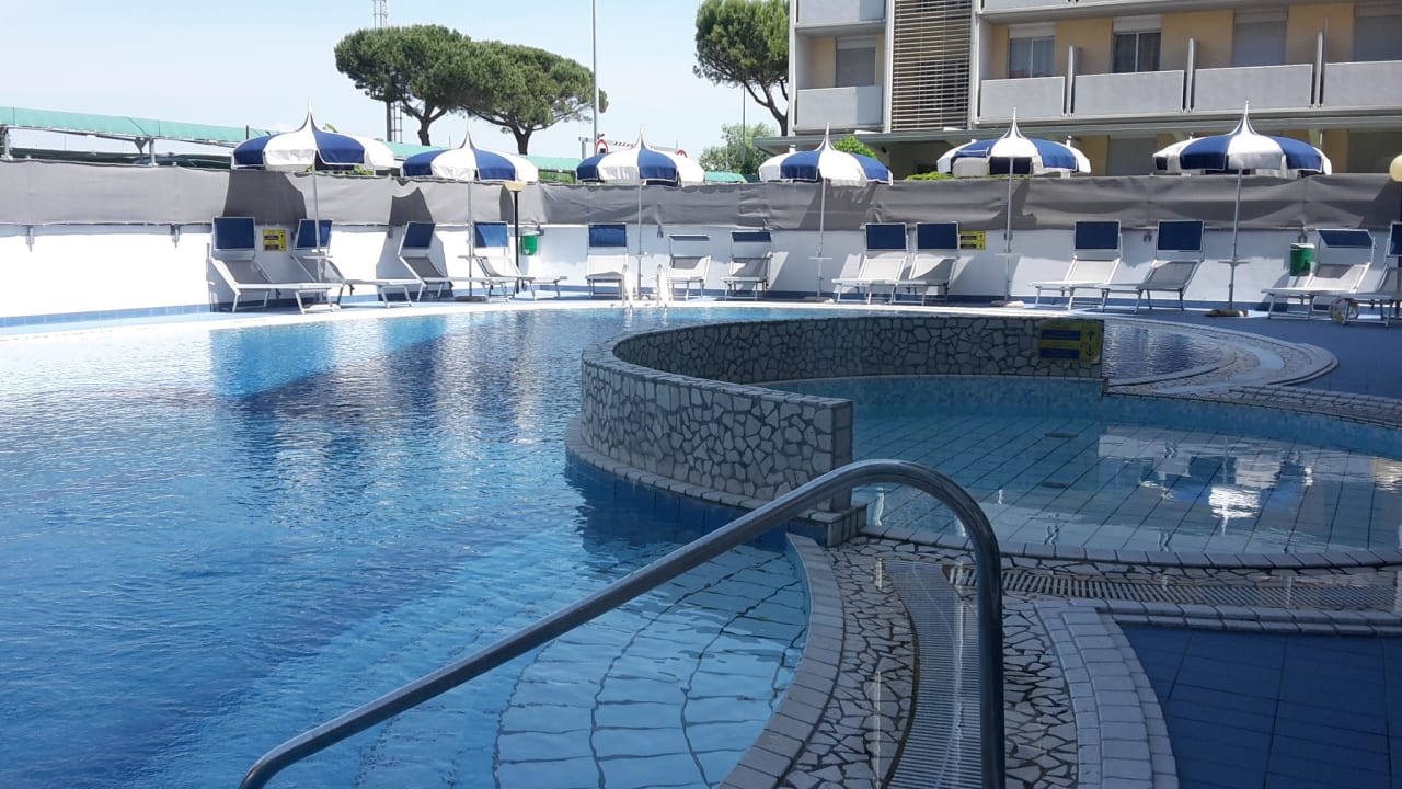 "Pool " Hotel Ambassador (Caorle) • HolidayCheck (Venetien | Italien)