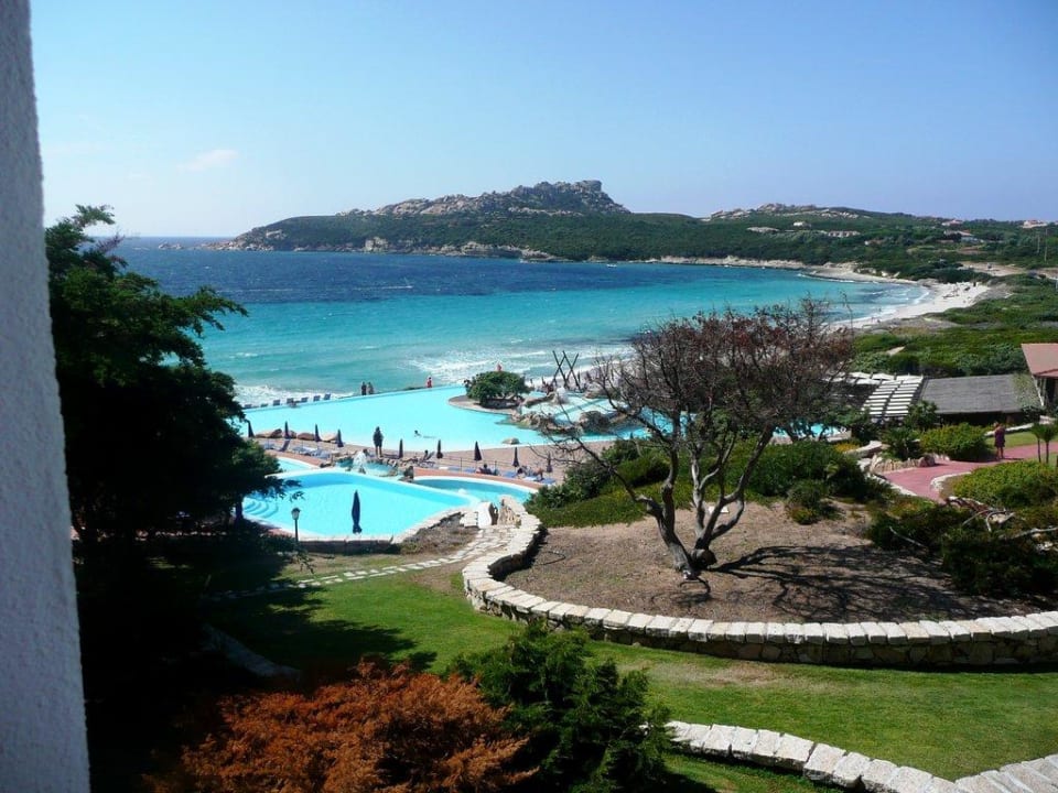 "Blick vom Hotel zum Pool ..." Colonna Grand Hotel Capo Testa (Santa ...