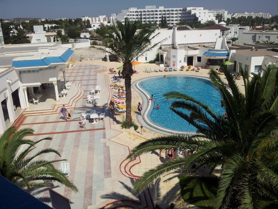 "Blick auf einen der Pools..." Hotel Les Colombes (Nabeul ...