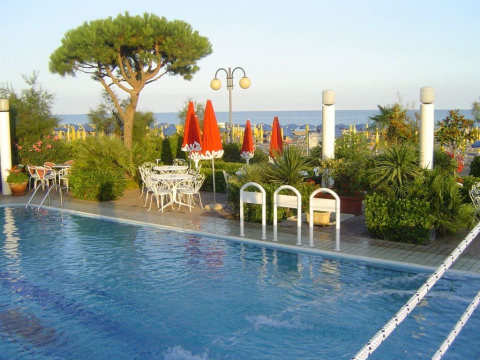 "Pool / Sicht auf den hote..." RUHL Beach Hotel & Suites (Jesolo ...