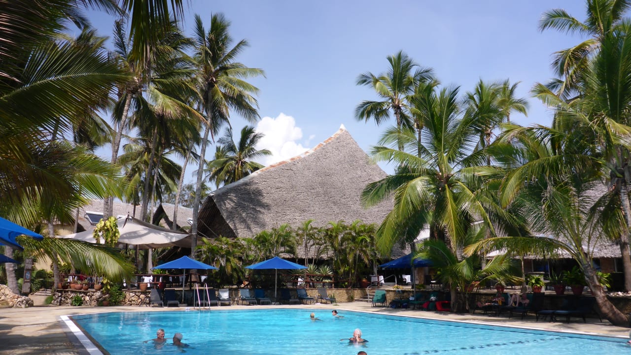 "Pool" Bahari Beach Hotel (Mombasa) • HolidayCheck (Provinz Coast | Kenia)