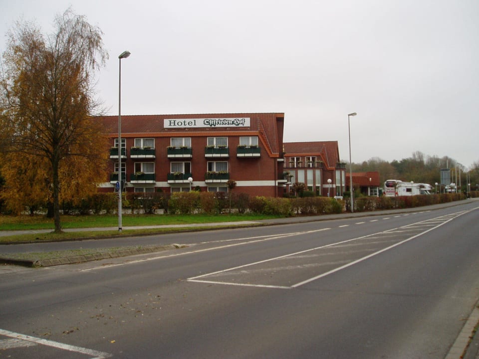 "Seitlicher Blick von link..." Hotel Ostfriesen Hof (Leer ...