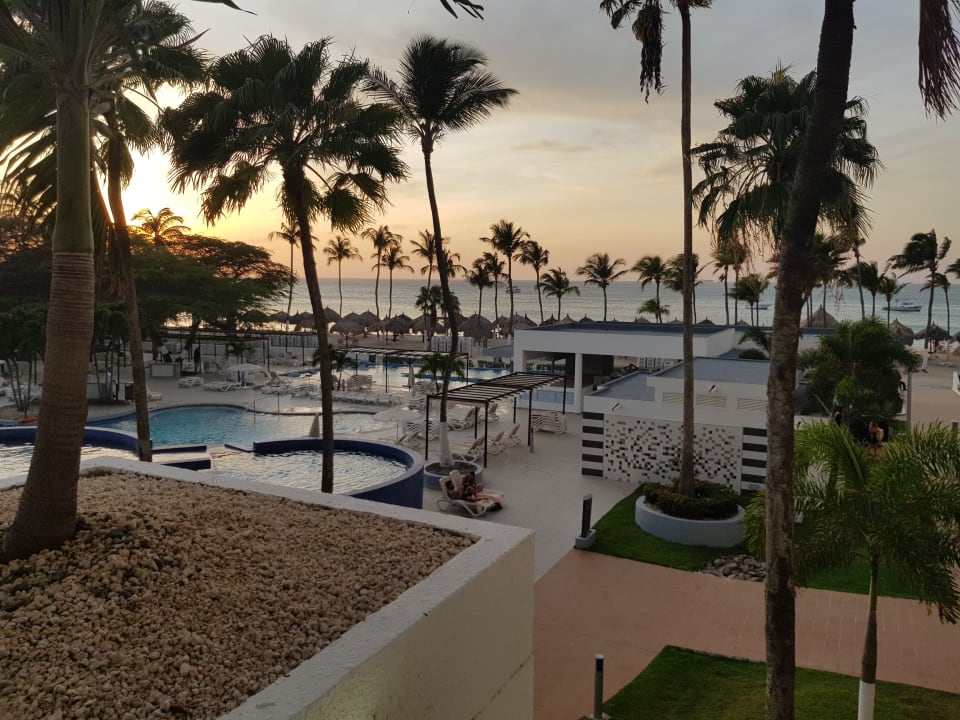 "Poolbar mit Blick auf den..." Hotel Riu Palace Antillas (Malmok ...