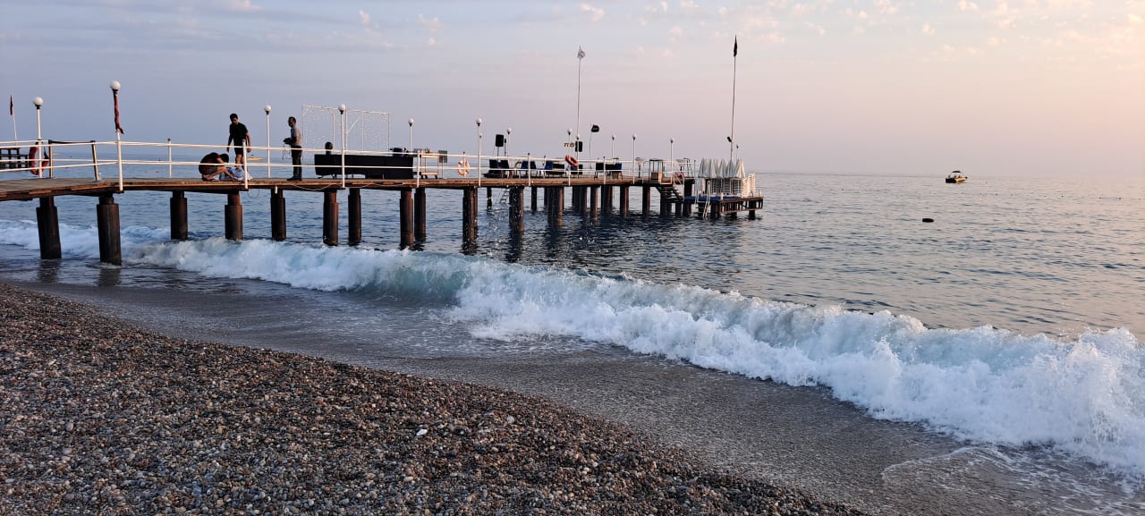"Steiniger Strand aber um ..." Hotel Galeri Resort (Okurcalar ...