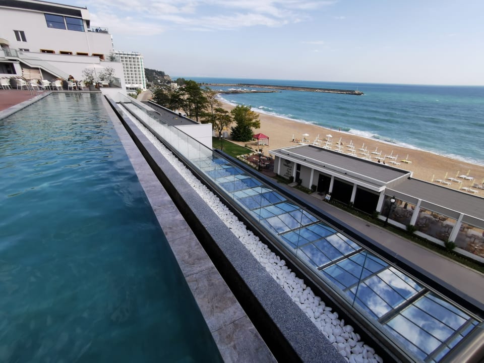 "Der Infinity-Pool auf dem..." GRIFID Encanto Beach (Goldstrand ...