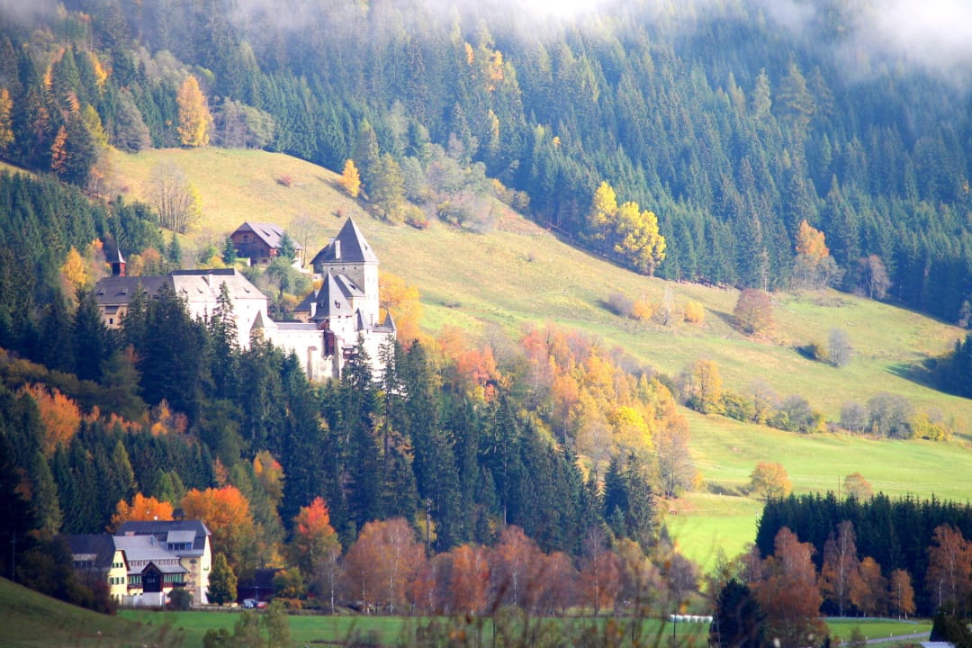 "Blick auf Schloss Moosham" Grizzly Sport & Motorrad Resort (St ...