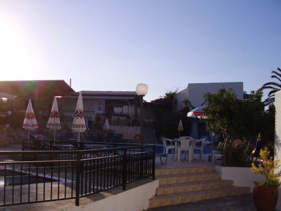 "Pool mit Poolbar und Rest..." Hotel Palatia Village (Chersónisos ...