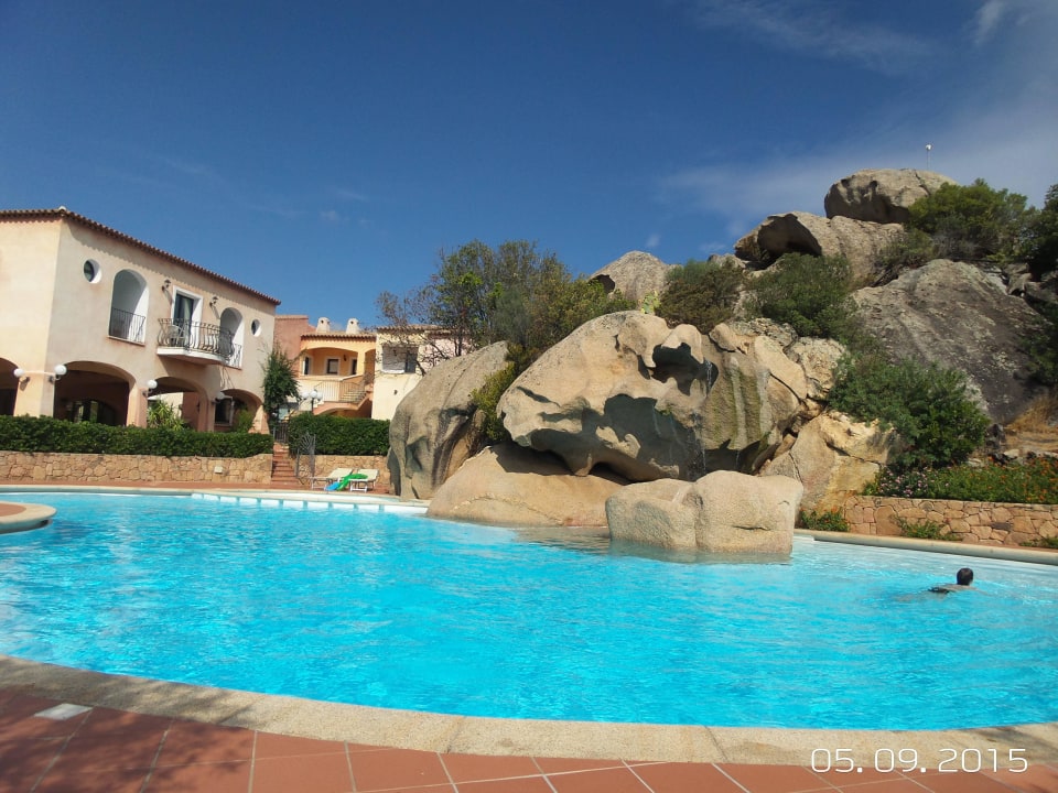 "Pool und Hotel" Hotel La Rocca Resort & Spa (Baja Sardinia ...
