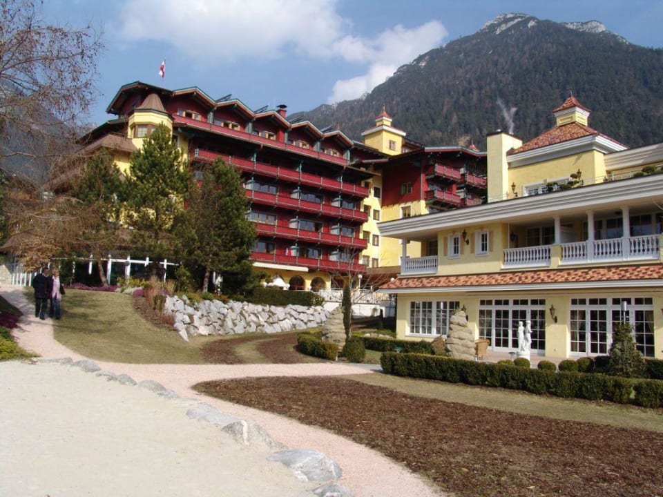 ""Alt"- und Neubau" Alpenrose Wellnessresidenz (Maurach) • HolidayCheck ...