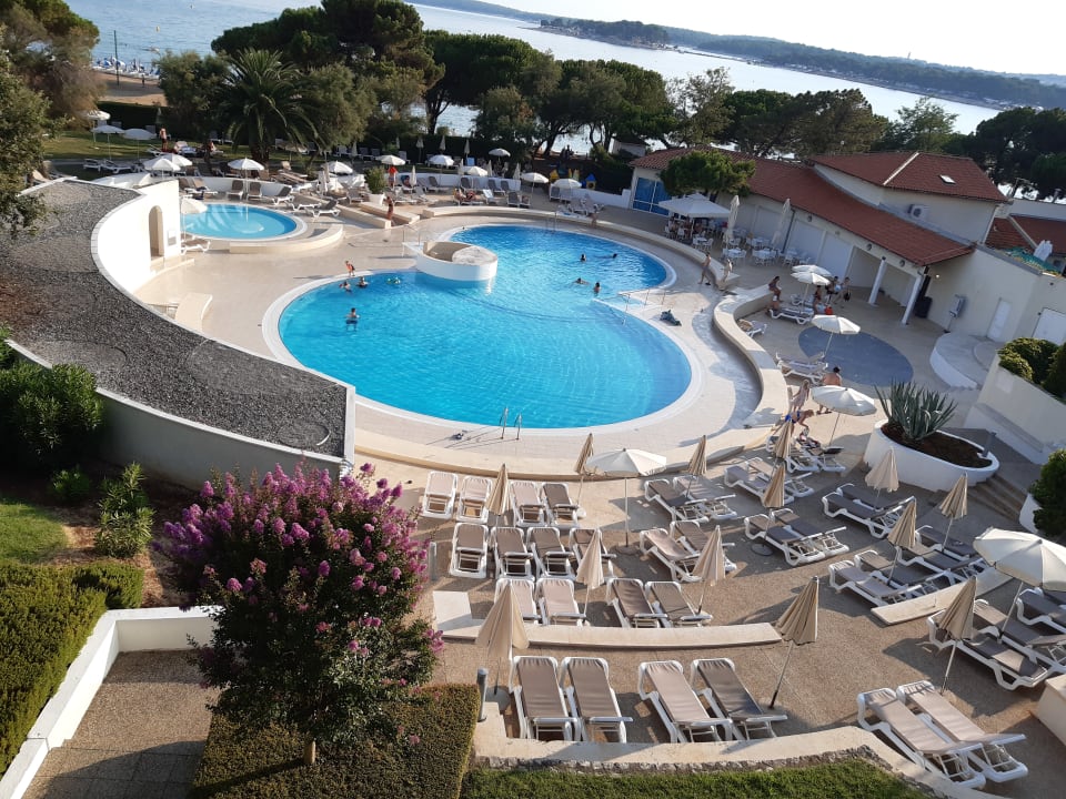 "Poolanlage mit Bar rechts..." Park Plaza Belvedere Medulin (Medulin ...