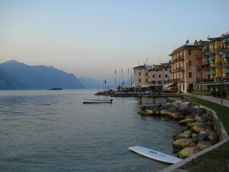 "Die Strandpromenade direk..." Hotel Smeraldo (Brenzone sul Garda ...