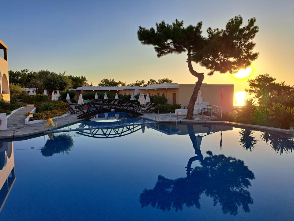 "Sonnenaufgang vom Hauptpo..." Porto Angeli Beach Resort (Stegna ...