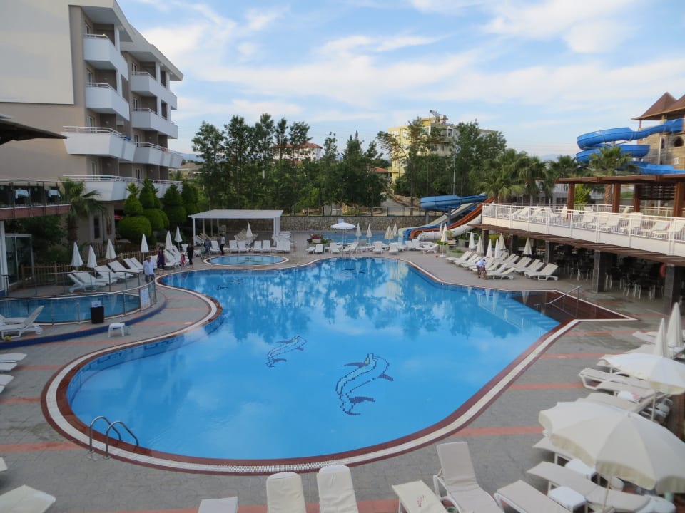 "Uitzicht op het zwembad v..." Club Mermaid Village (Avsallar ...