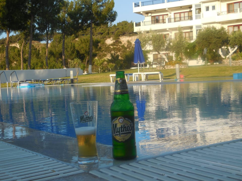 "Ein Leckeres kaltes Bierc..." Hotel Helena Christina (Sgourou ...
