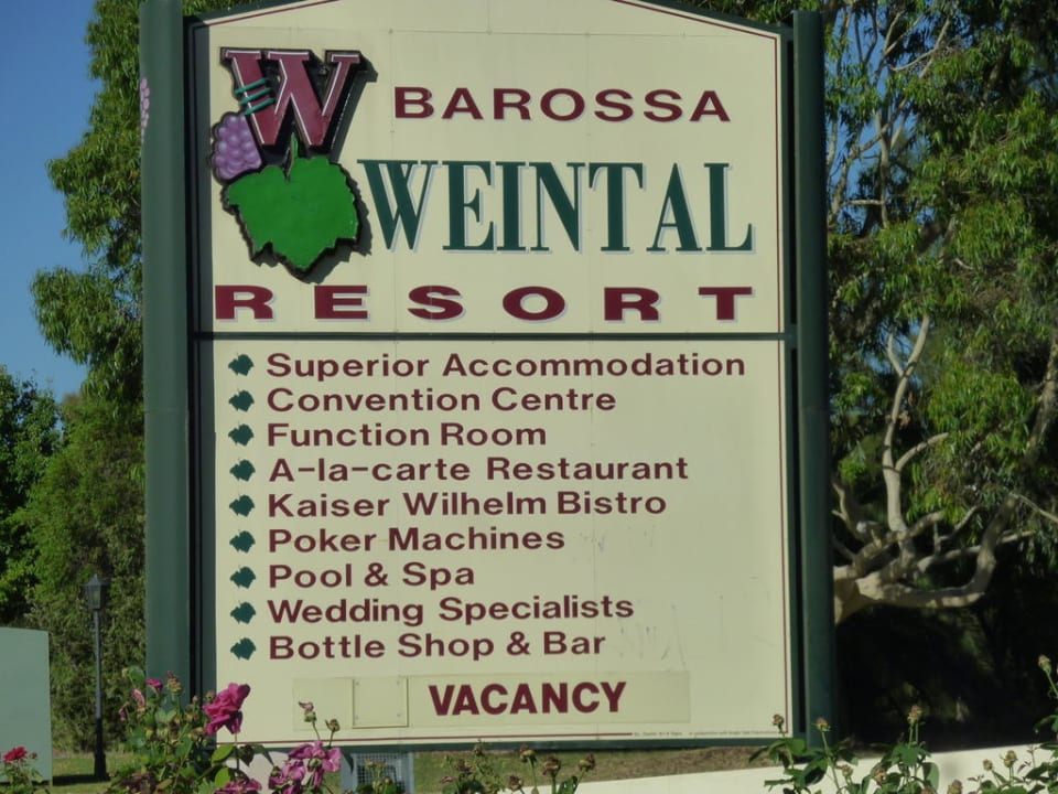 "Von Hauptstrasse aus nich..." Hotel Barossa Weintal Resort (Tanunda ...