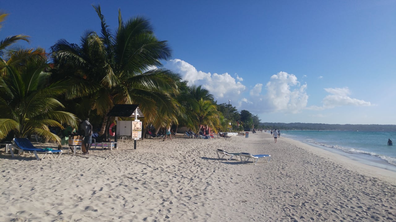 "Strand links" Charela Inn Hotel (Negril) • HolidayCheck (Cornwall ...