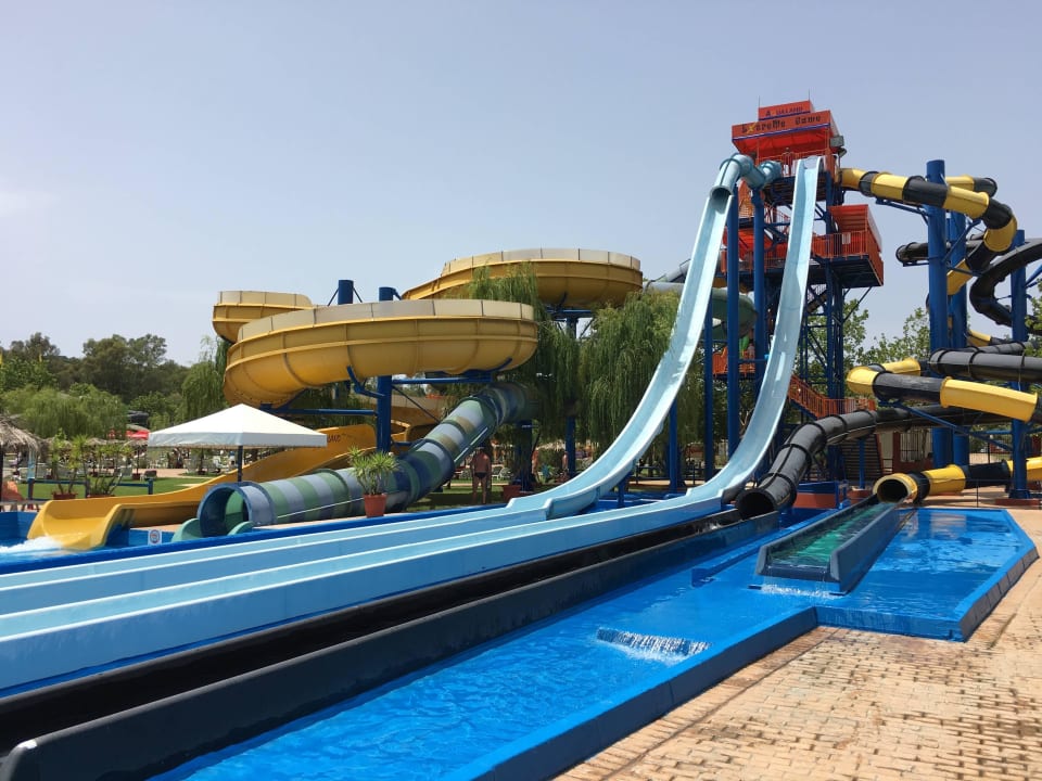 "Ein Teil der Rutschen im ..." Aqualand Resort (Agios Ioannis ...