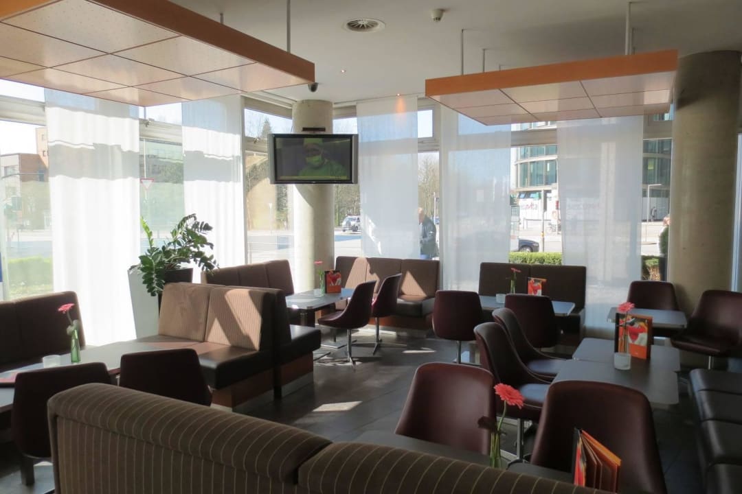 "Bar / Aufenthaltsbereich ..." Novotel Suites Hamburg City Hotel ...