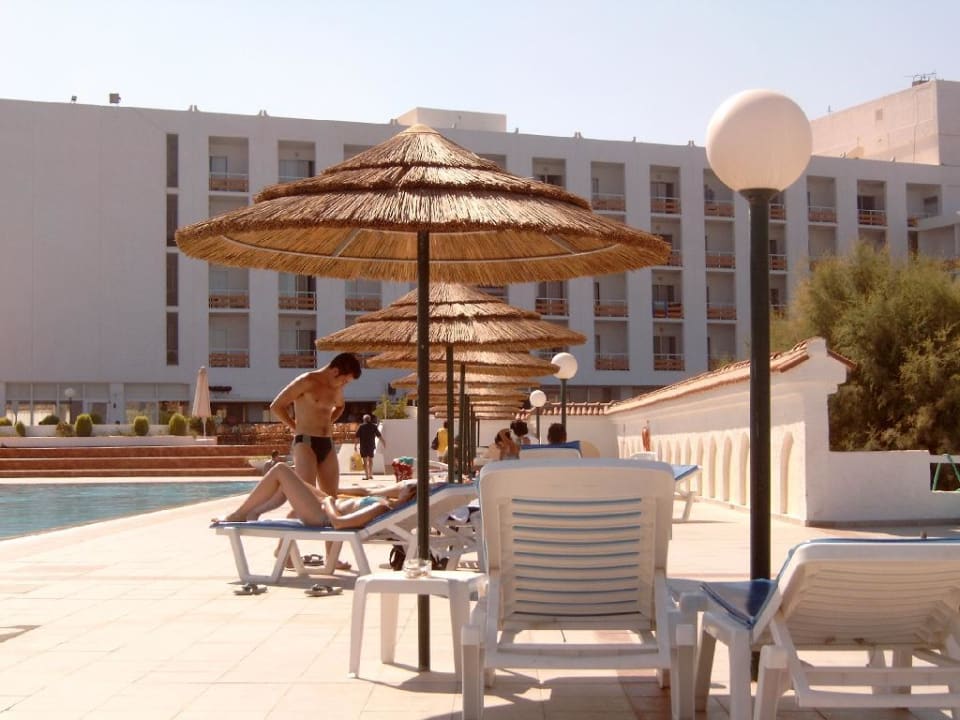 "Liegen im Poolbereich des..." Eden Roc Resort (Kallithea ...