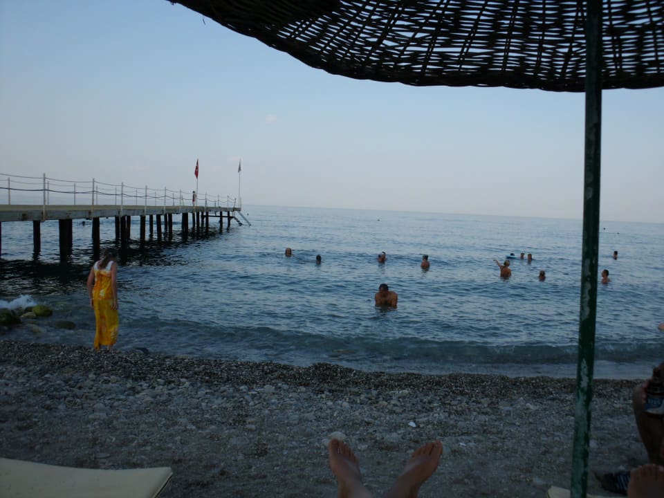 "Viele Steine, Badeschuhe ..." Hotel Golden Sun (Beldibi ...