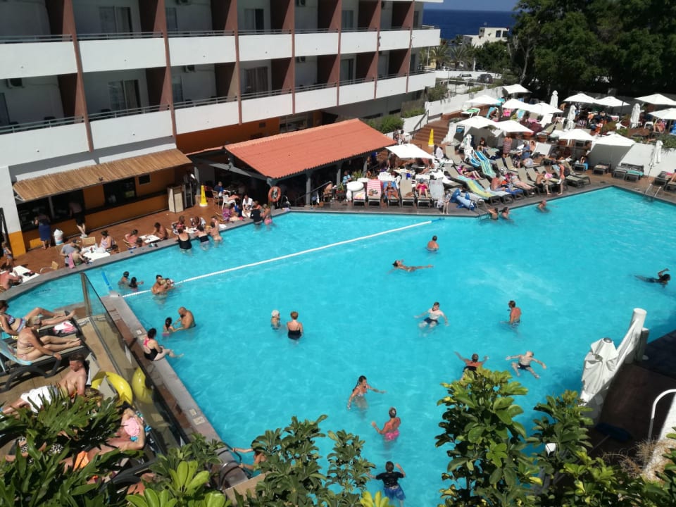 "Der Hotelpool mit trinken..." Hotel Catalonia Punta del Rey (Las ...