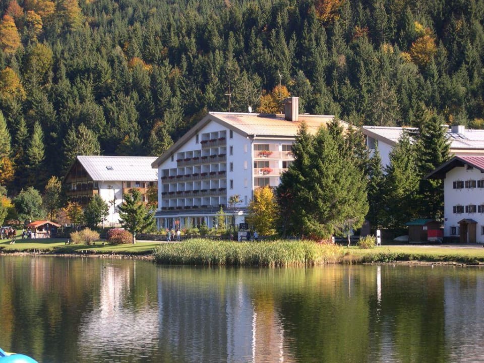 "Bild vom Spitzingsee aus ..." Arabella Alpenhotel am Spitzingsee, a ...