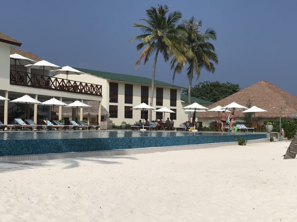 "Pool" Reethi Faru Resort (Meedhoo) • HolidayCheck (Raa Atoll | Malediven)