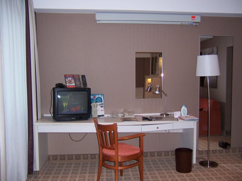 "Kaputter Schreibtisch" Park Hotel Hamburg Arena (Hamburg ...