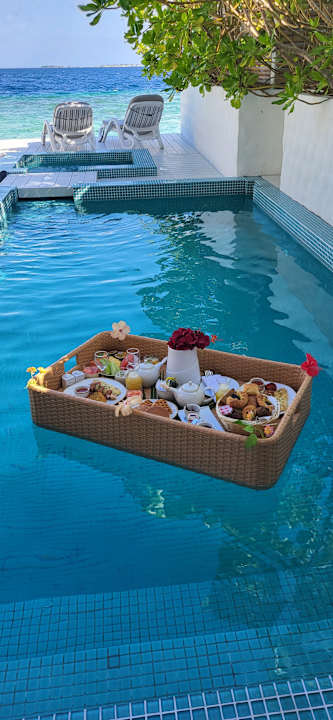 "Floating Breakfast" Malahini Kuda Bandos Resort (Hulhumalé ...