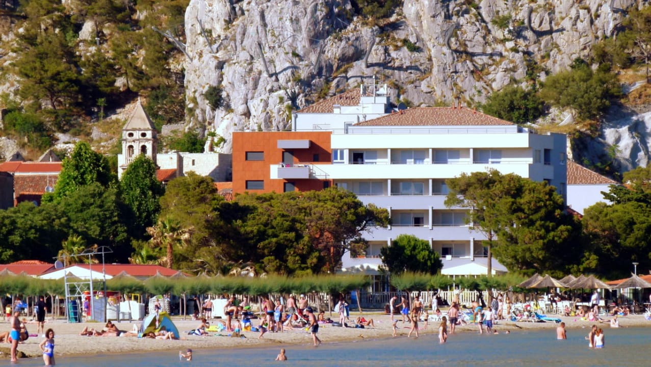 "das Hotel vom Strand aus ..." Hotel Plaza (Omiš) • HolidayCheck ...