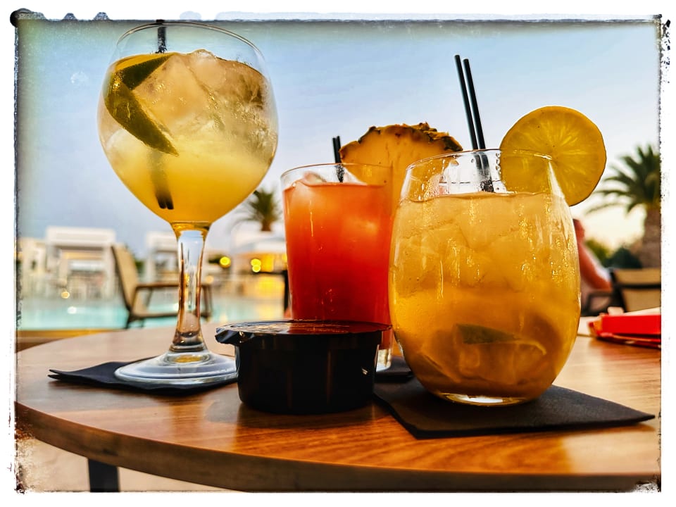 "Cocktails aus der Cocktai..." Sandy Beach Hotel & Family Suites ...