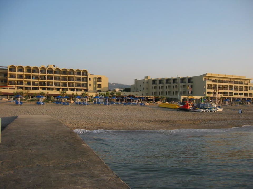 "Das Hotel vom Strand aus ..." Aquila Rithymna Beach (Adelianos Kampos ...