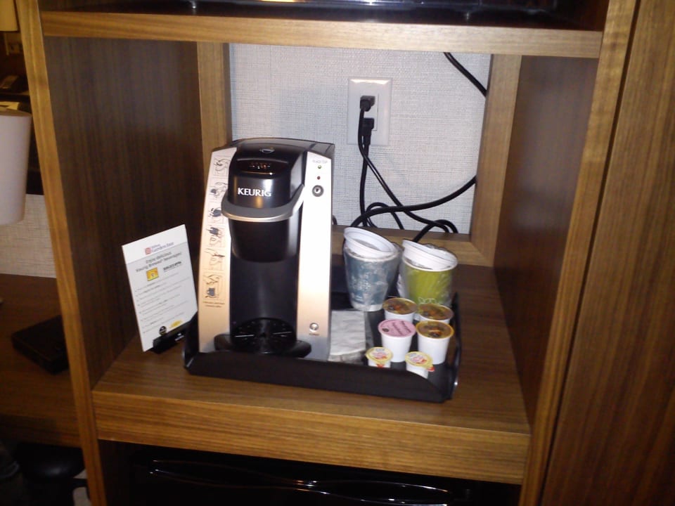 "La macchina per caffè/te ..." Hilton Hotel Garden Inn New York Central ...