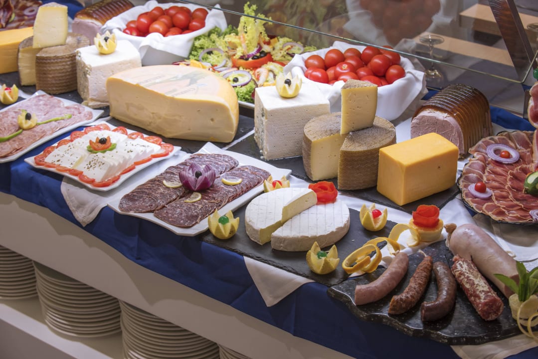 "Buffet" Hotel Alhambra (Santa Susanna) • HolidayCheck (Katalonien ...
