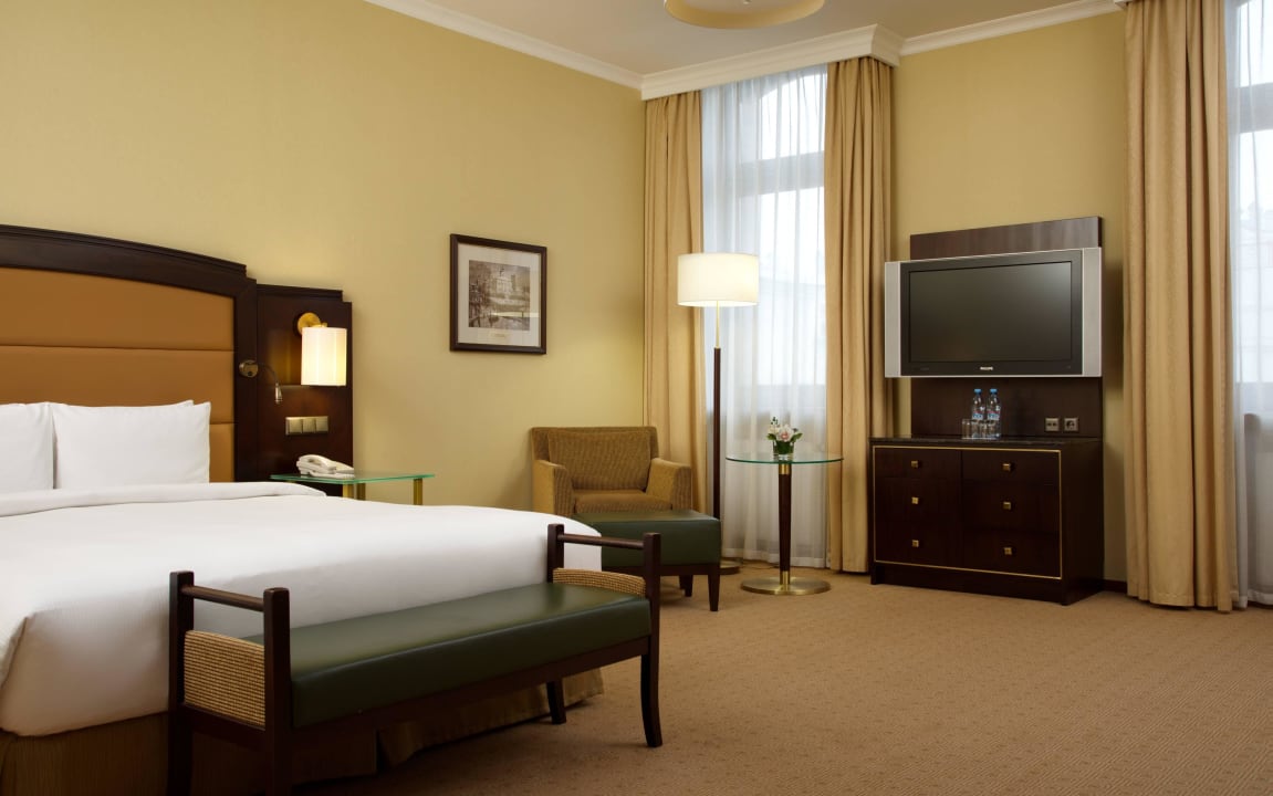 "King Hilton Junior Suite" Hilton Moscow Leningradskaya (Moskau ...