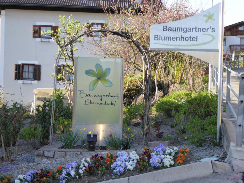 "Einfahrt." Baumgartner's Blumenhotel (Scena / Schenna) • HolidayCheck ...