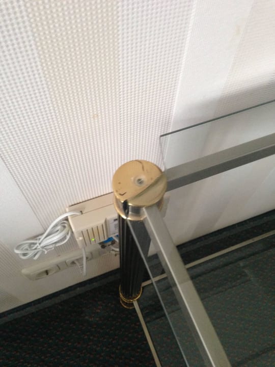 "Alter kaputter Tisch " Hotel Seegarten (Sundern) • HolidayCheck ...