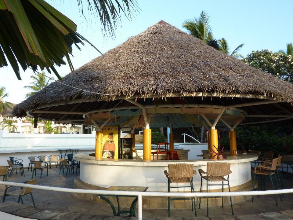 "Die Maweni-Poolbar" Diamonds Leisure Beach & Golf Resort (Diani Beach ...