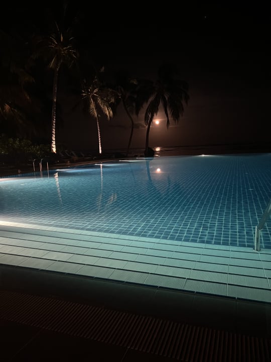 "Pool" Meeru Maldives Island Resort (Dhifushi) • HolidayCheck (Kaafu ...