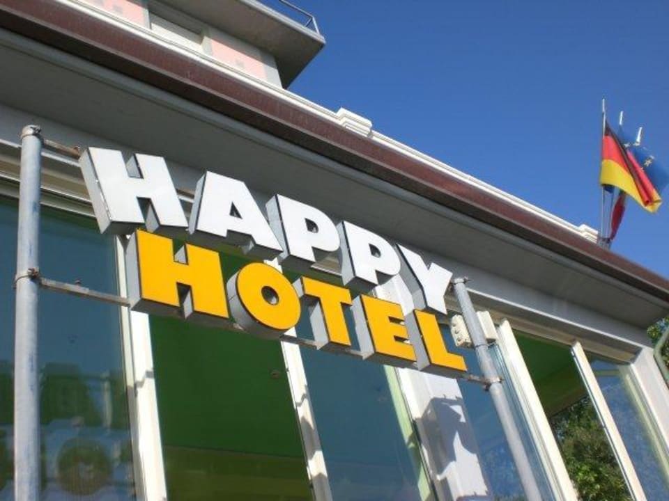 "Blick von der Straße" Hotel Happy (Marina di Pietrasanta ...