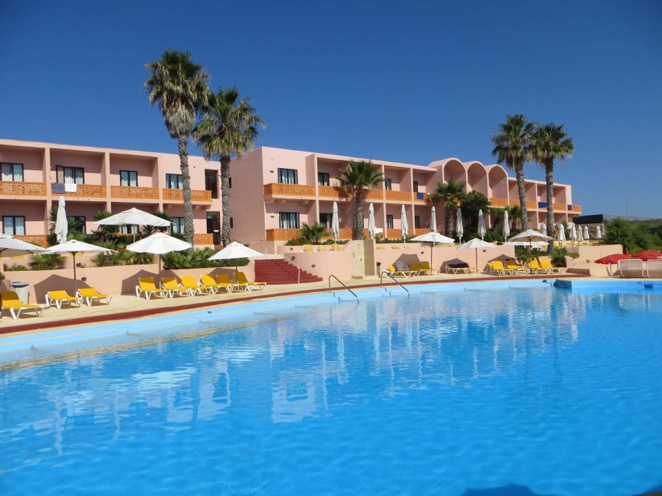 "Die Meerwasser Poolanlage..." Comino Hotel & Bungalows (Insel Comino ...