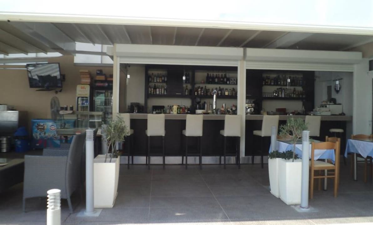 "Die Bar von Meliton" Meliton Inn Hotel & Suites (Neos Marmaras ...