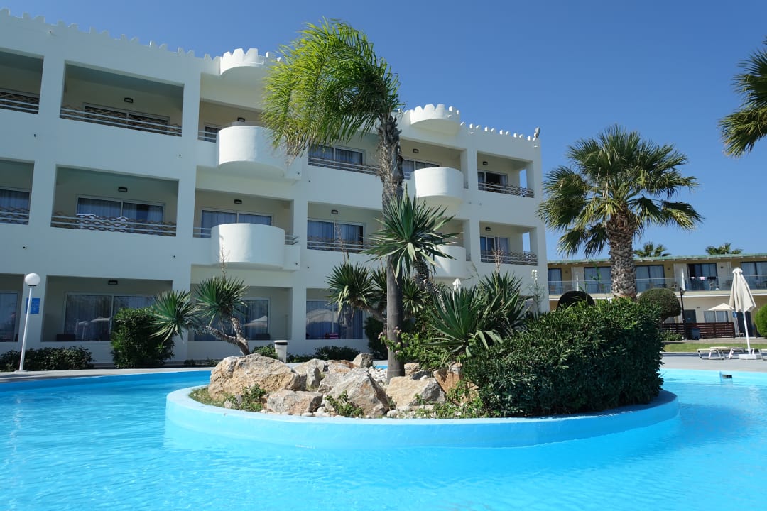 "Nebengebäude mit Familien..." Blue Bay Hotel (Ialysos) • HolidayCheck ...