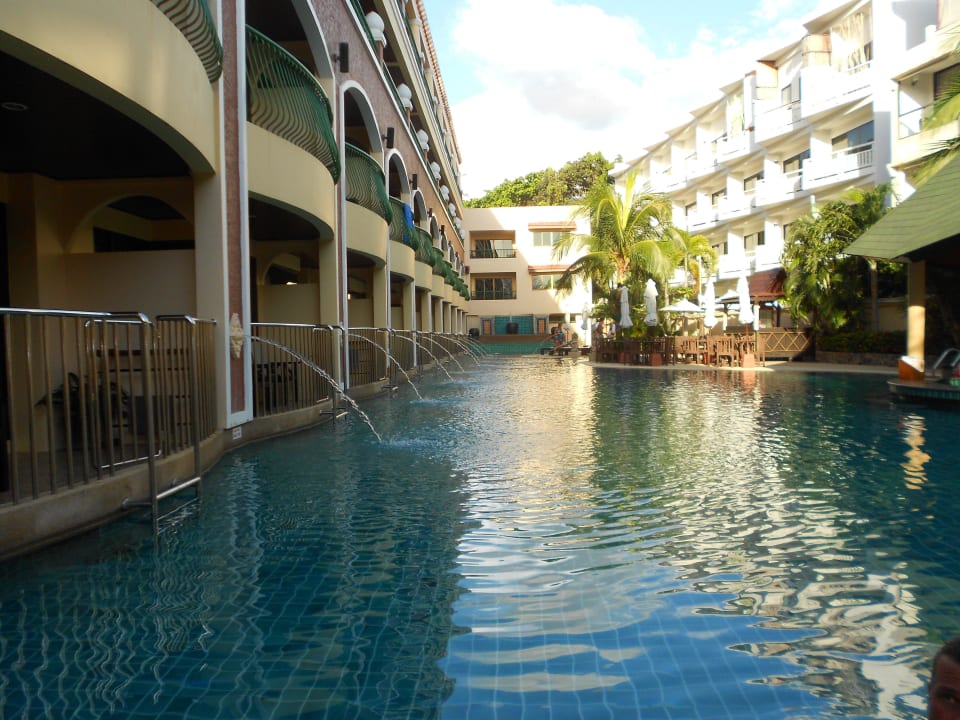 "Pool, rechts Nachbarhotel" Hotel Karon Sea Sands Resort (Karon Beach ...